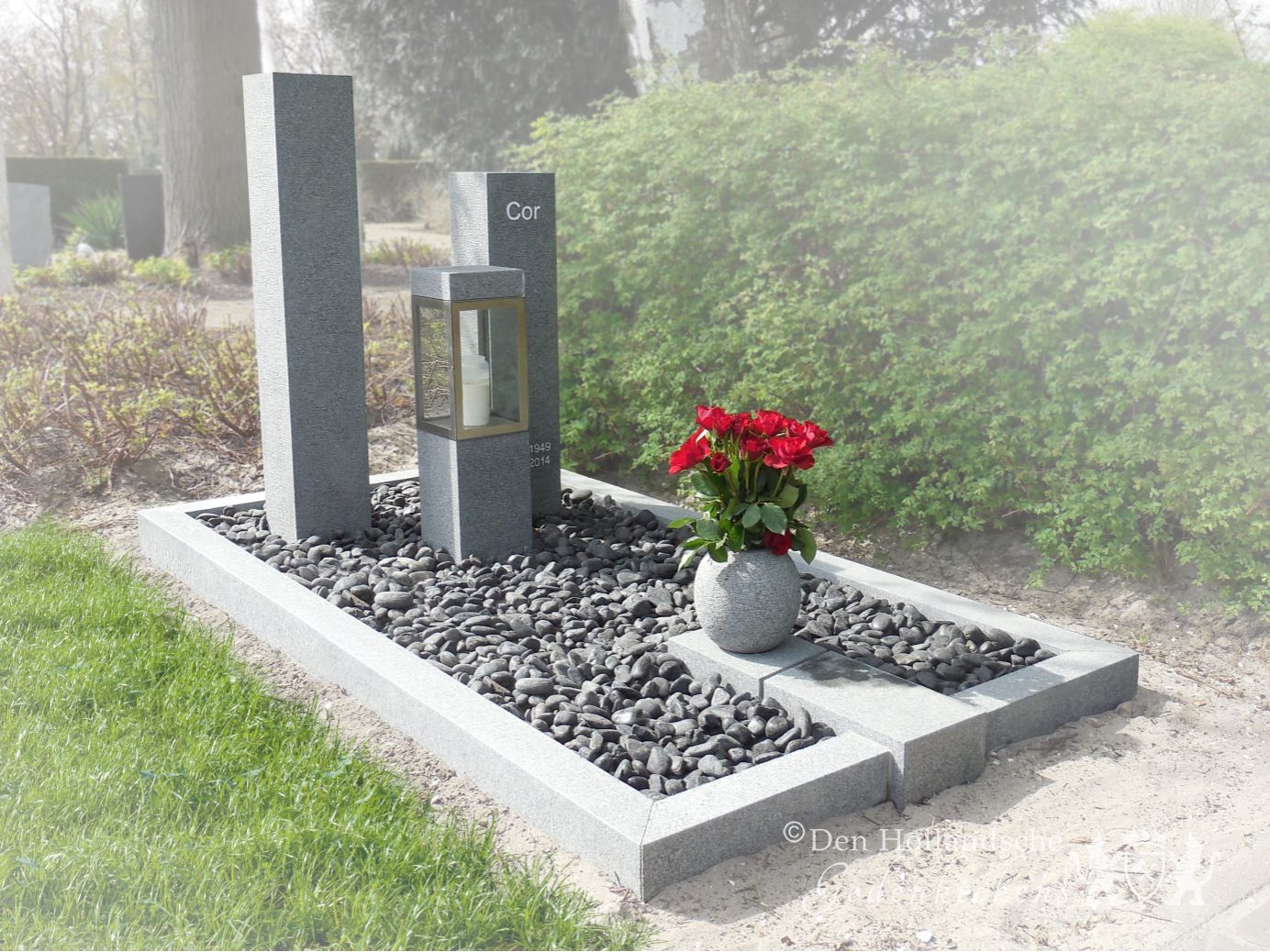 Grafsteen met drie zuilen en graflantaarn | 1204