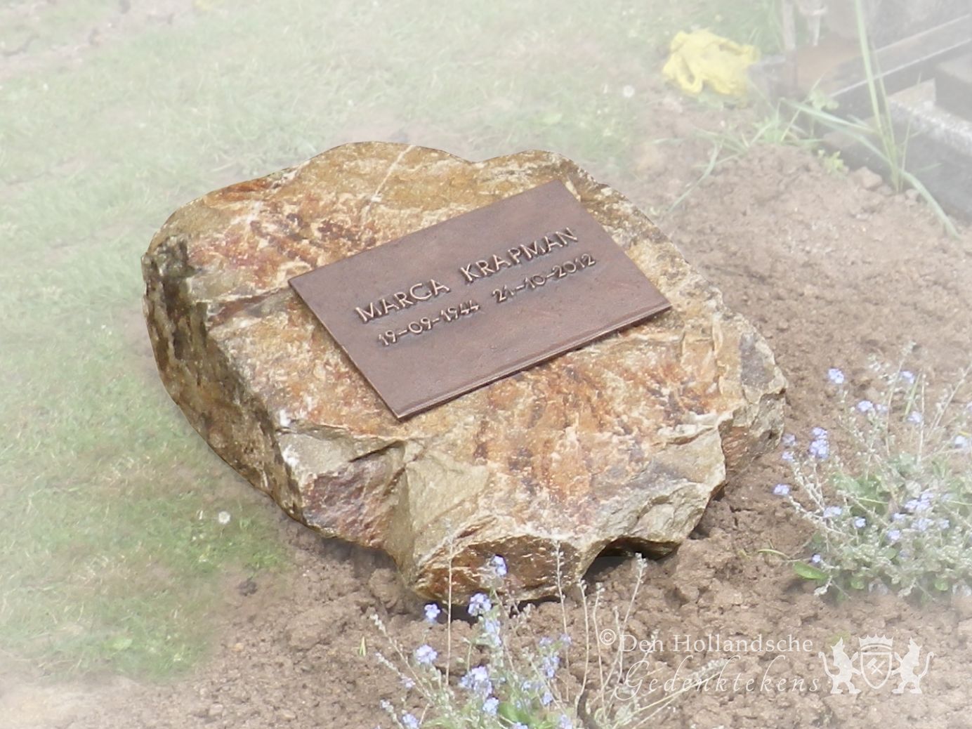 Grafsteen urn | Den Hollandsche Gedenktekens | 20615